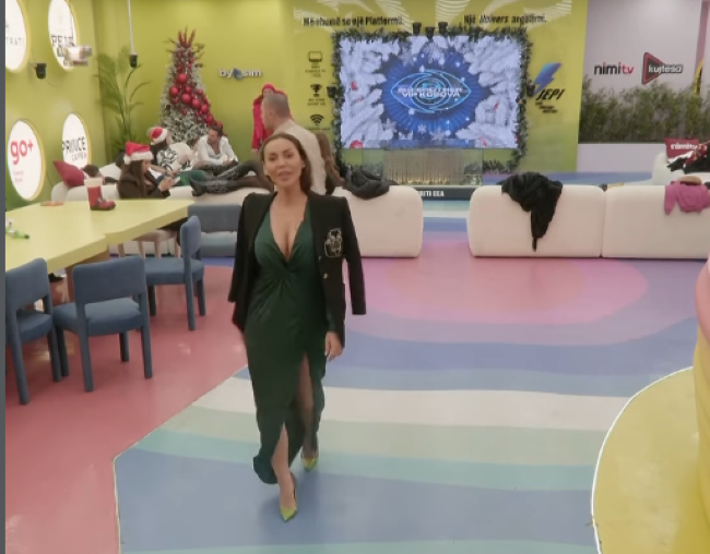 “Ke dhez me cullakhane, tu e reklamu gjoksin”, s’ndalen përplasjet mes ...